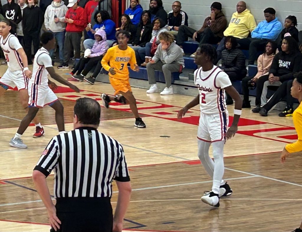 Patriots lose valuable shooting guard with possible MCL strain - news